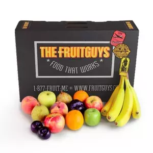 Shërbimi i dorëzimit të frutave, fruta pranë një kutie transporti për djemtë