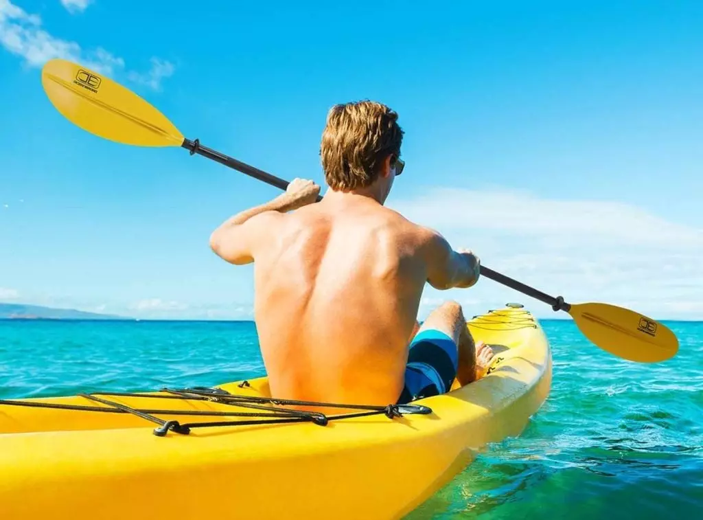 Deslízate por el agua con facilidad con una pala de kayak ligera y duradera