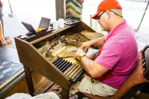 Rolo de charuto cubano autêntico em Nicahabana Cigars em Ybor City, Florida travel