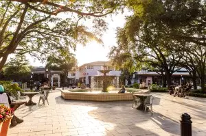 Sunset oer sintrum fontein yn Hyde Park Village, Florida Travel