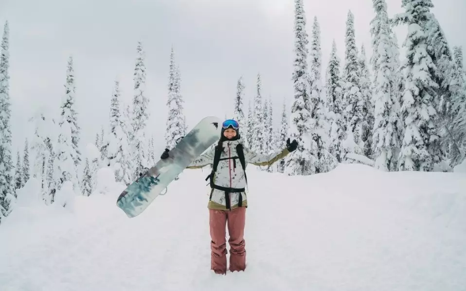 snowboarder in sneeu met bord en