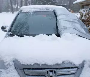 ການປົກຫຸ້ມຂອງ windshield snowoff