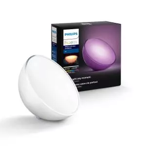 uma lâmpada portátil inteligente philips hue com sua caixa em um fundo branco