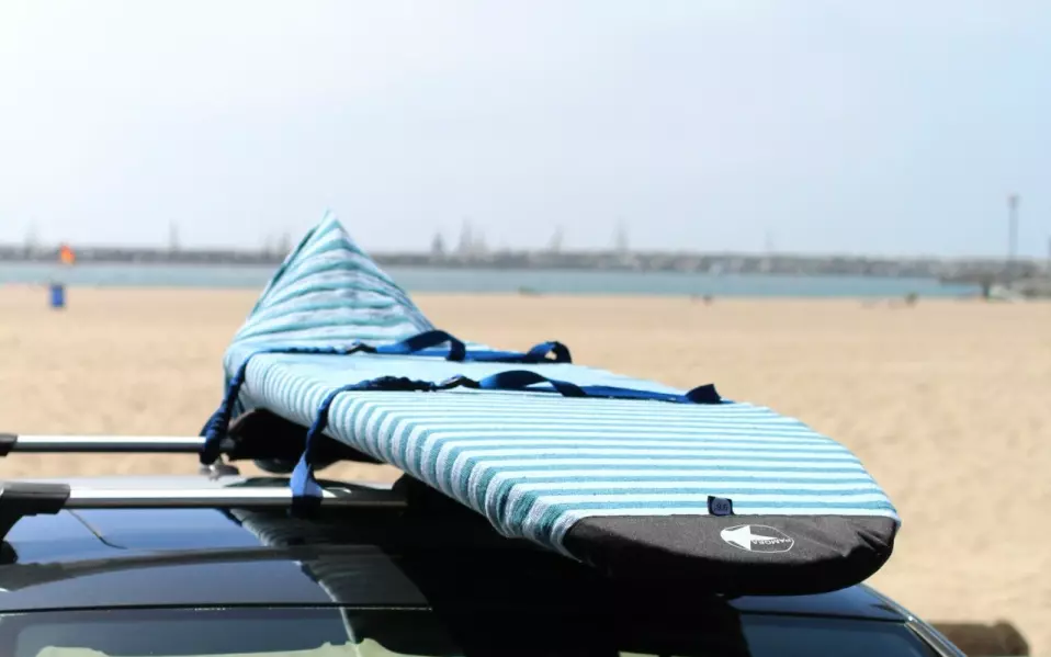 حقيبة لوح مبطنة على الشاطئ