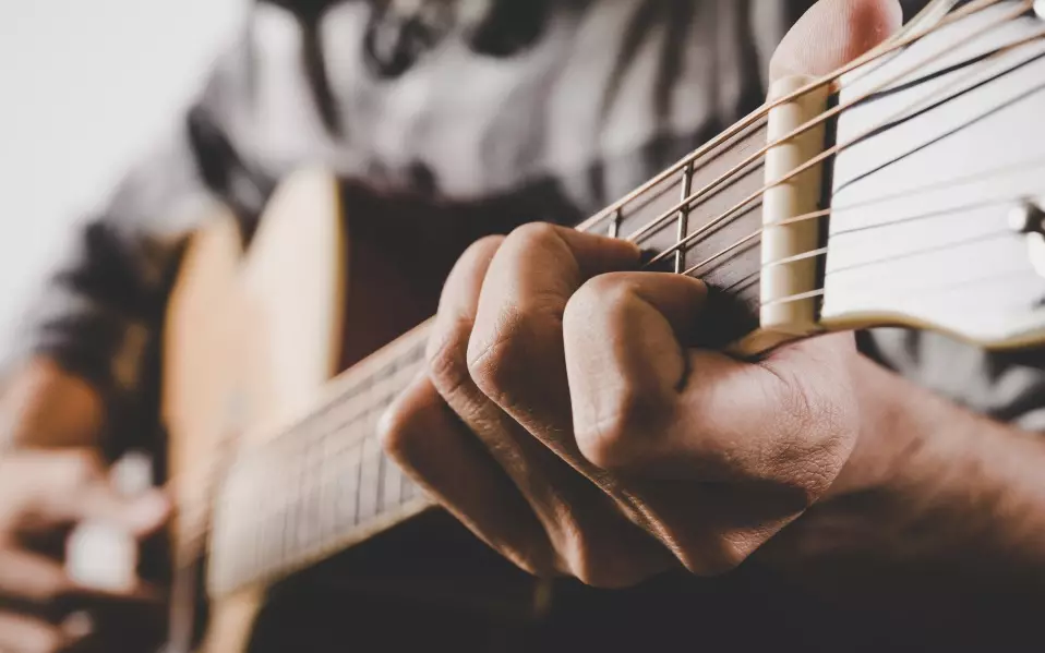 mellores guitarras baratas para principiantes