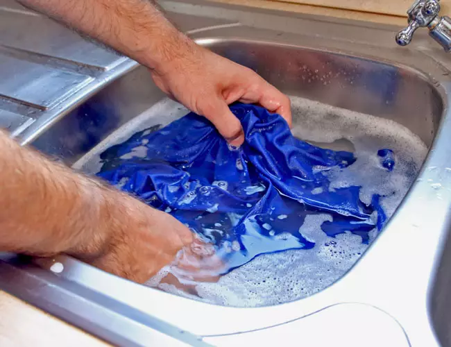 como lavar a man a roupa