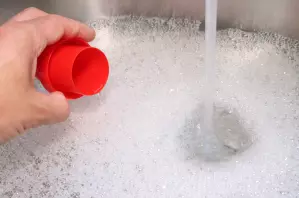 cara mencuci pakaian dengan tangan mengisi sinki dengan air dan detergen