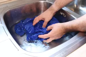 lavante ĉemizon en lavujo
