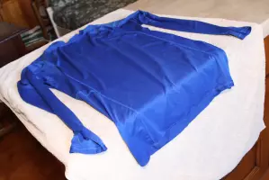 secando unha camisa nunha toalla