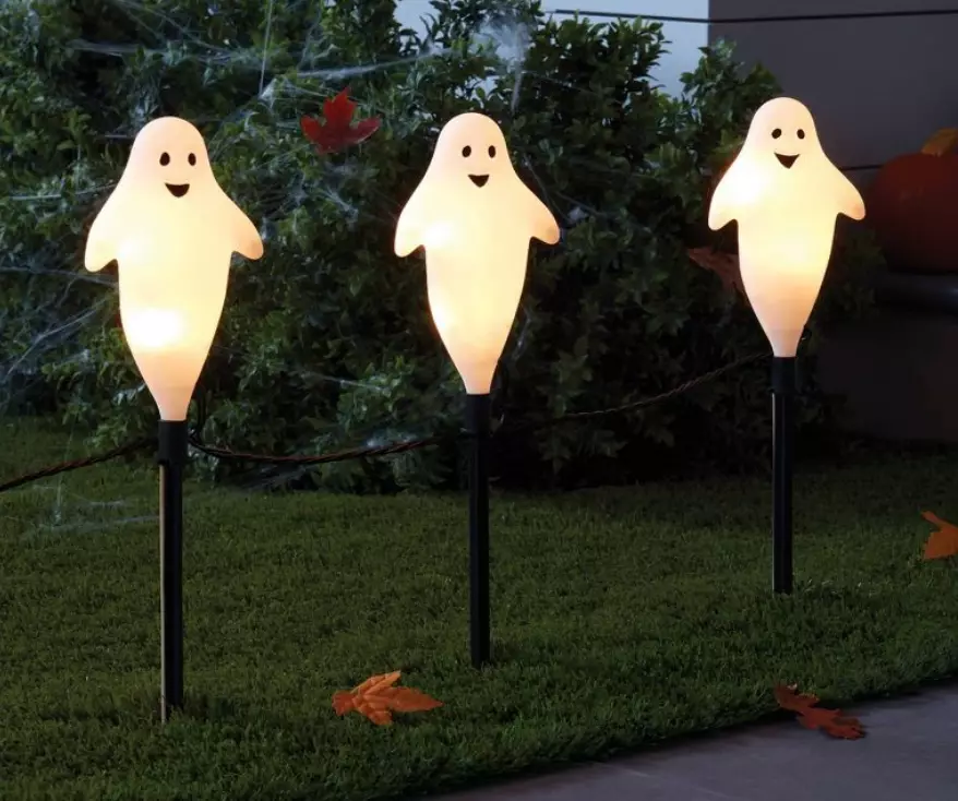 Haingo amin'ny Halloween 5ct incandescent Clear Ghost Halloween Pathway Stake Lights nataon'i Hyde & EEK! Boutique