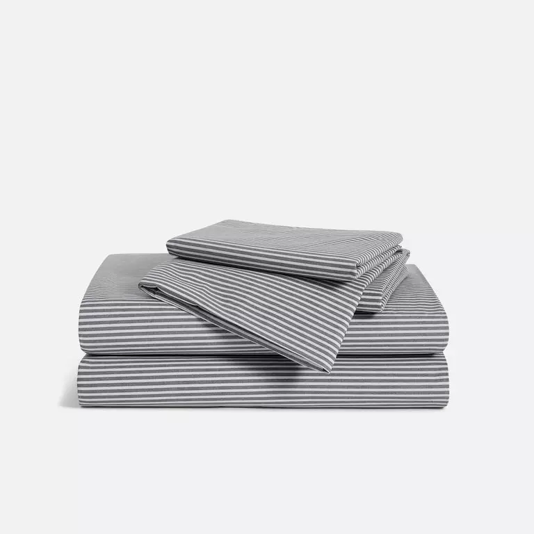 labing maayo nga cooling sheets, striped sheets sa usa ka light gray nga background