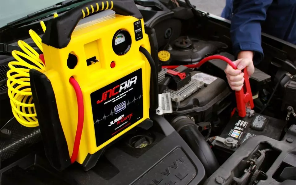 isithombe esifakiwe se-jump starter air compressor