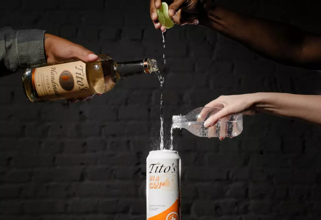 Naha Tito's Handmade Vodka Ngan Ngaleupaskeun Hard Seltzer Can? Jawabanna nyaéta Sumuhun - Tapi ogé Henteu