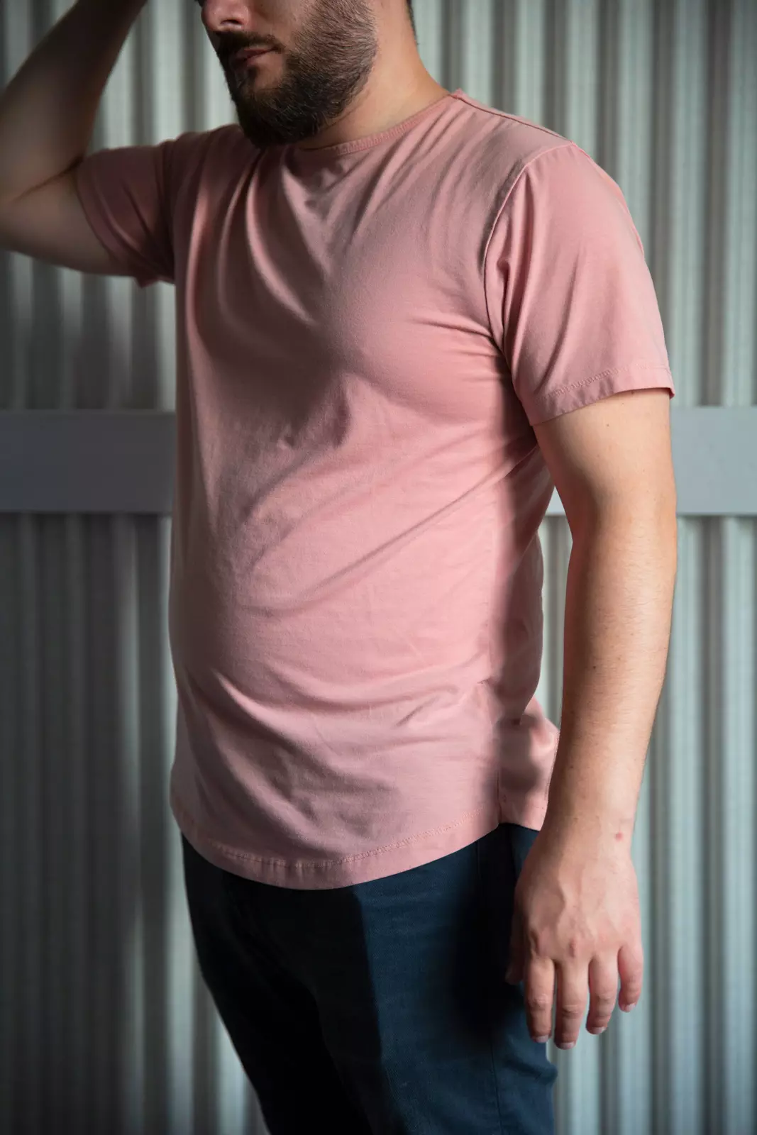 कापलेल्या कपड्यांच्या क्रू नेक टी-शर्ट घातलेला माणूस