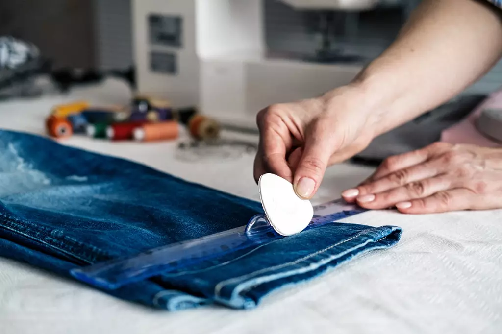 Aprenda a fazer bainha de calças à mão (com e sem máquina de costura) 8025_8