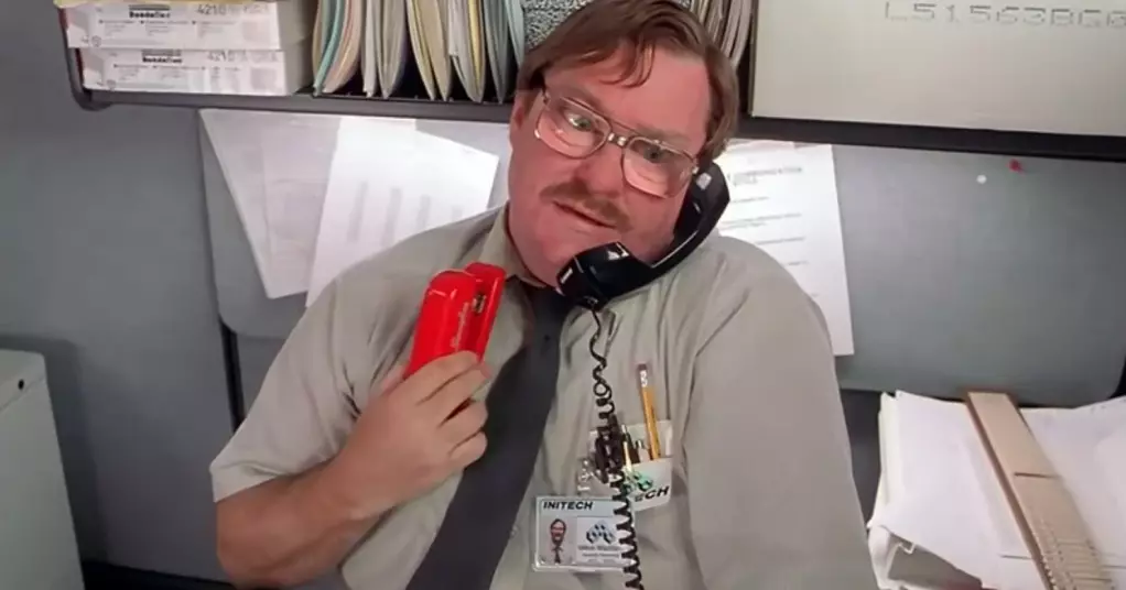 Anda Tidak Boleh Membakar Pejabat, Tetapi Anda Boleh Membeli Stapler Garis Buai Ikonik Merah dari Ruang Pejabat
