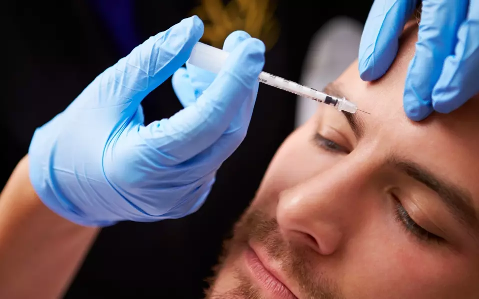 Άνδρας που κάνει θεραπεία Botox στην ομορφιά