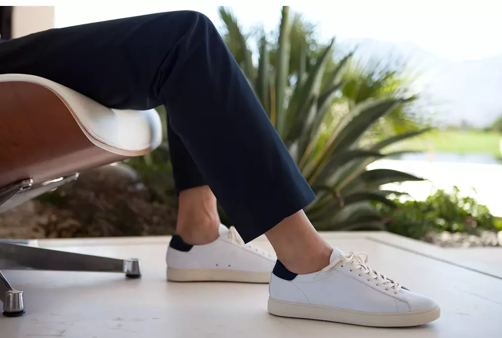 Mỗi người đàn ông đều cần một đôi (hoặc hai) đôi giày thể thao màu trắng trong tủ quần áo của mình - Đây là những món đồ yêu thích của chúng tôi từ năm 2019