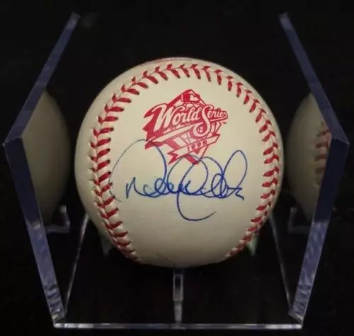 Derek Jeter, Scott Brosius a Joe Torre podpísali v roku 1998 World Series Baseball