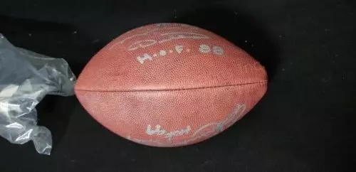 Mike Ditka i Eric Dickerson potpisali su službenu NFL nogometnu loptu