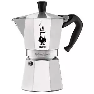 bialetti itāļu stila kafijas perkolators uz balta fona