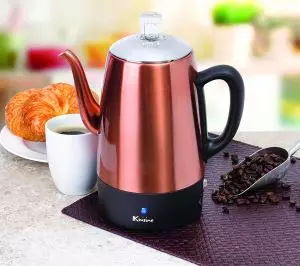 percolator kopi listrik tembaga lungguh ing counter pawon jejere tuwung saka warung