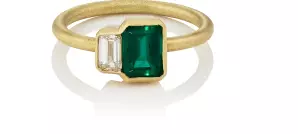 anel de compromiso de ouro de esmeralda e diamante branco de tate union sobre fondo branco