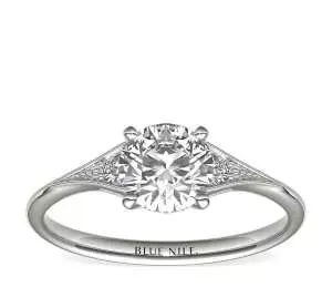 заниженное обручальное кольцо с бриллиантом на белом фоне