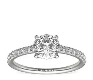 在白色背景的法國鋪鑲鑽石訂婚戒指
