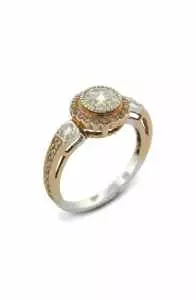 白色背景中的 sethi couture 香槟钻石订婚戒指