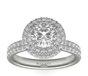 anillo de compromiso de diamantes de doble halo sobre un fondo blanco
