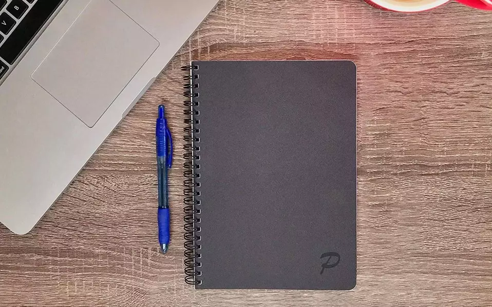 notebook tat-traċċar tal-għan bilqiegħda fuq