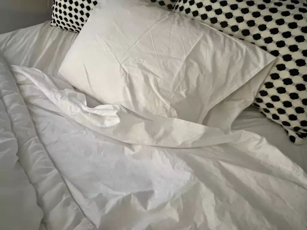 बेडवर सर्वोत्तम थंड चादरी, चादरी आणि उशी