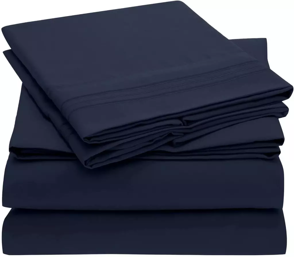 najboljše hladilne rjuhe, Mellani Blue Sheet Set na beli podlagi