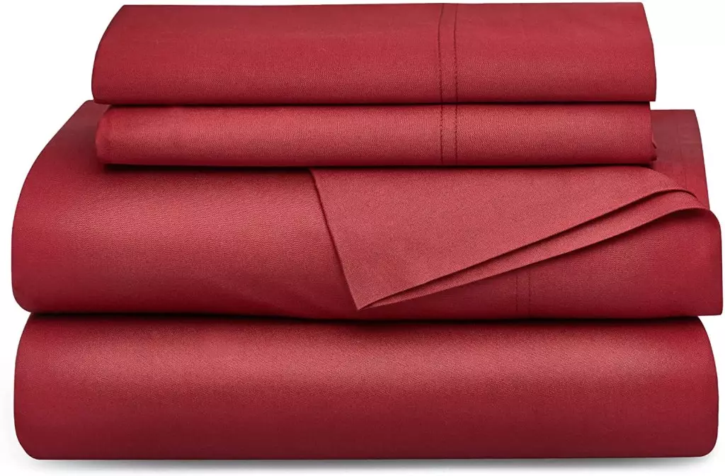 بهترین ملحفه های خنک کننده، ملحفه قرمز بستر روی زمینه سفید ست شده است