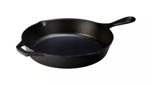 lodge tuang skillet beusi dina latar bodas