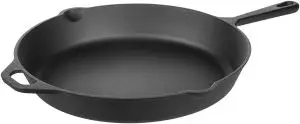 amazonbasics tuang skillet beusi dina latar bodas