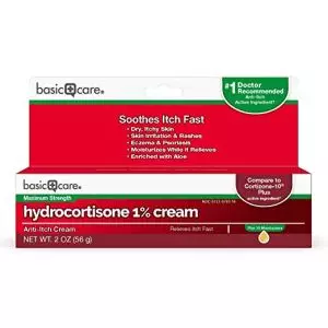 सफेद पृष्ठभूमि पर बुनियादी देखभाल हाइड्रोकार्टिसोन 1% क्रीम बॉक्स
