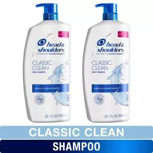 dois frascos de shampoo anticaspa cabeça e ombros em um fundo branco