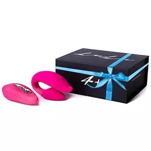 isang lulu 4 dual wand vibrator at pink na remote control sa tabi ng isang gift box sa puting background
