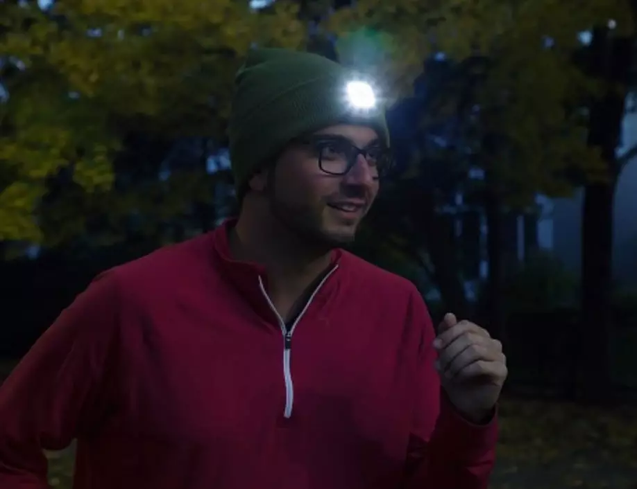Si vous courez ou promenez le chien la nuit, jetez un coup d'œil à ce bonnet à lumière LED à 15 $
