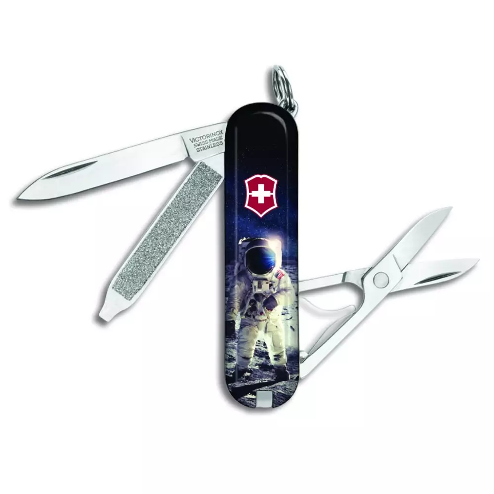 سكين الجيش السويسري رجل على سطح القمر