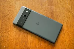 Google Pixel 6 Pro je razbil objektiv kamere.