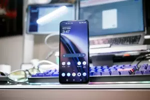 OnePlus Nord N20 5G на столі.