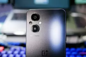 Крупним планом камери OnePlus Nord N20 5G.