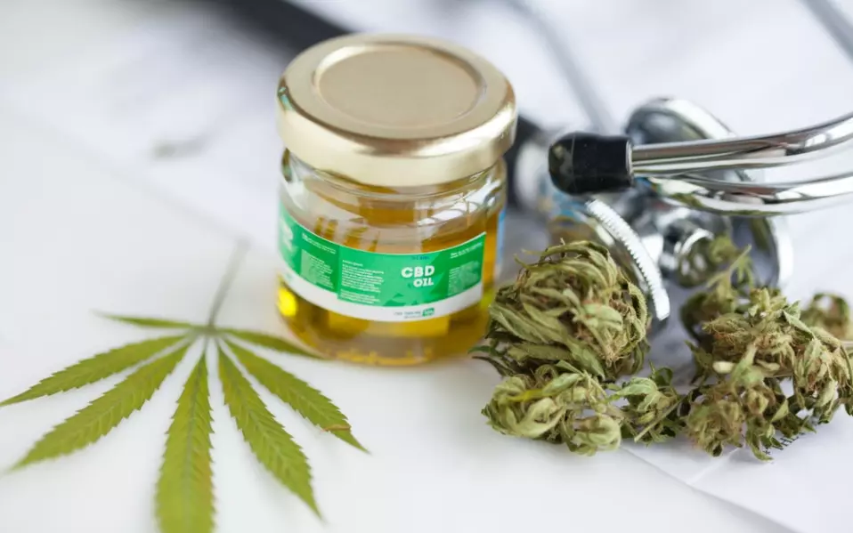 Cura della pelle con CBD e canapa