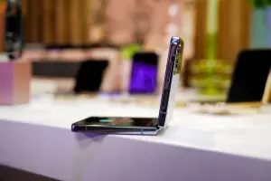Samsung Galaxy Z Flip 4 биринчи көрүнүшү.