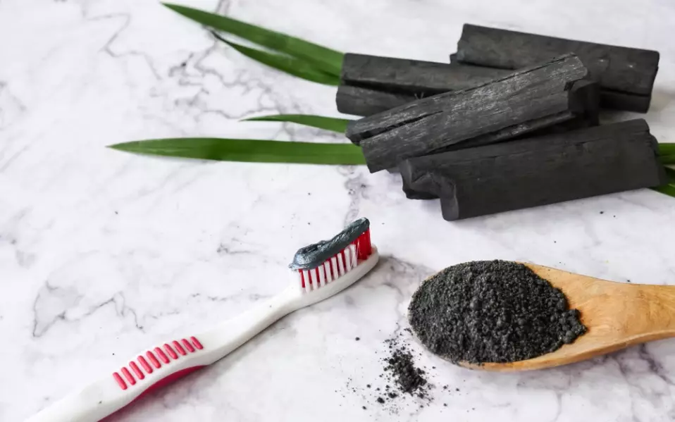 najlepšia zubná pasta na drevené uhlie amazon